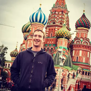 Mark ZuckerBreg na tle Kościoła Błogiego Wasili