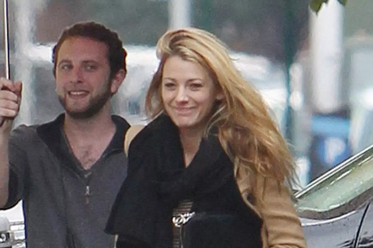 Gredzens uz vietas !: Blake Lively uz komplekta