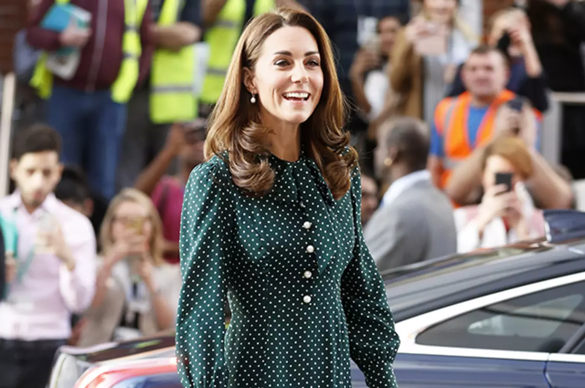 Kate Middleton און פּרינס וויליאם באזוכט אַ קינדער שפּיטאָל און היימלאָז הילף צענטער