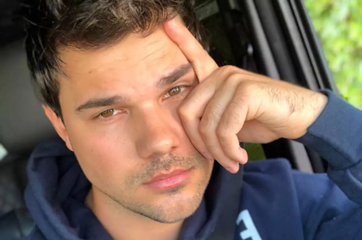 Taylor Lautner Swirl atas Kendall Jenner pada peringatan film