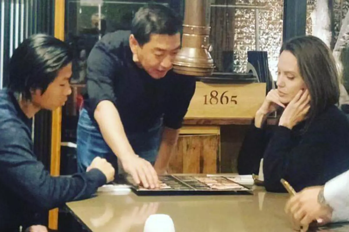 Angelina Jolie mam Jong Pax am Café zu Seoul