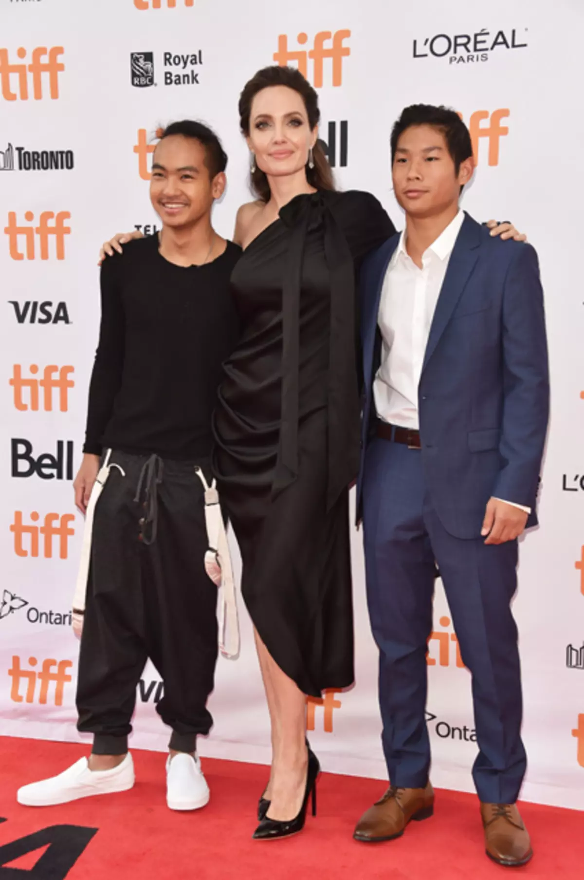 Angelina Jolie met Sons Maddox en Pax