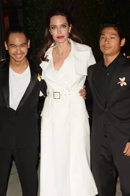 Angelina Jolie met Sons Maddox en Pax