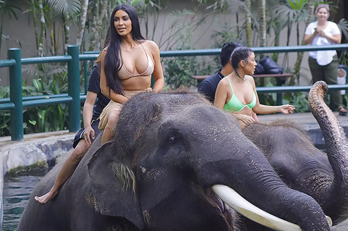 Kim Kardashian selou um elefante em Bali