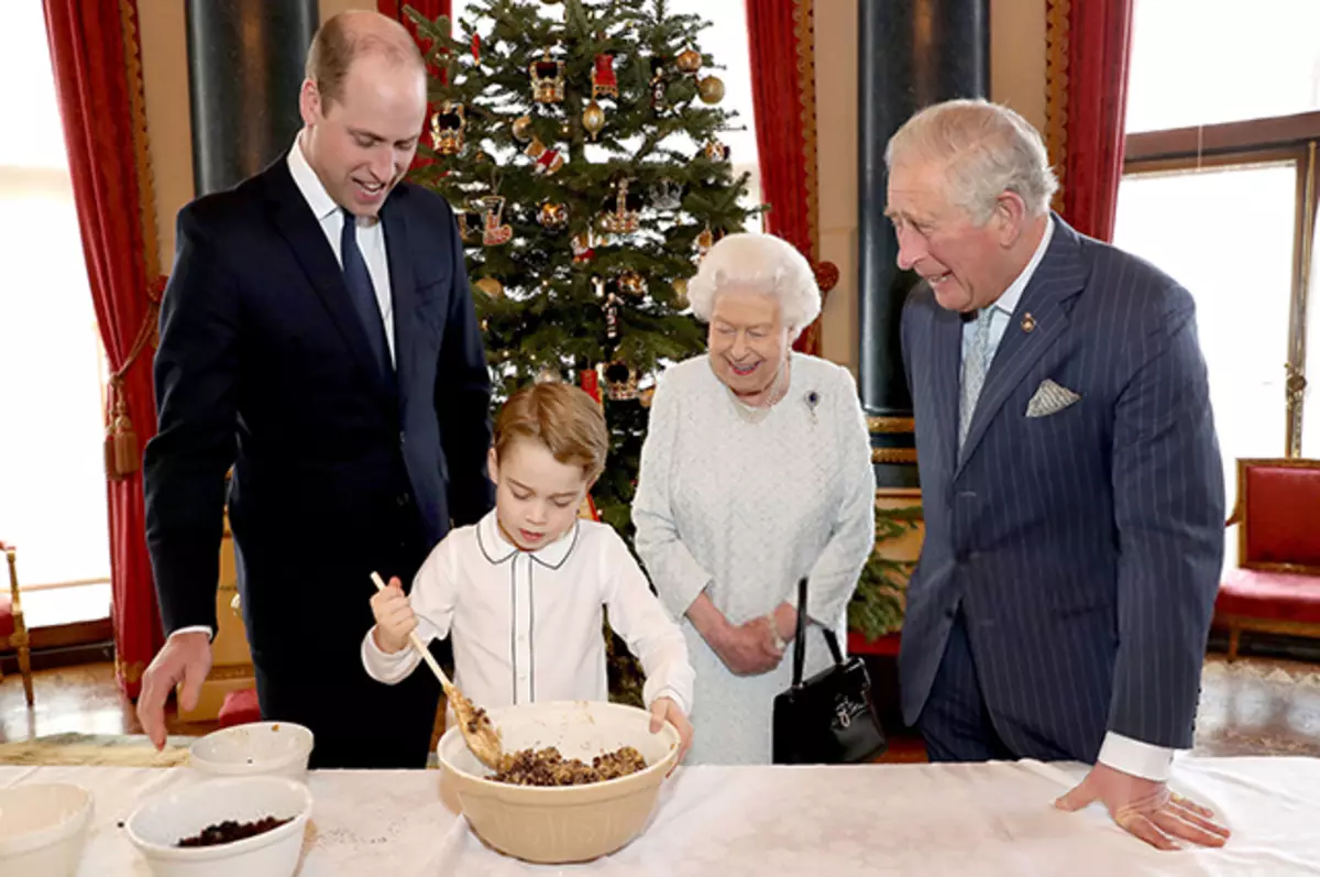 Shahzoda Uilyam, shahzoda Jorj, Qirolicha Yelizaveta II va shahzoda Charlz