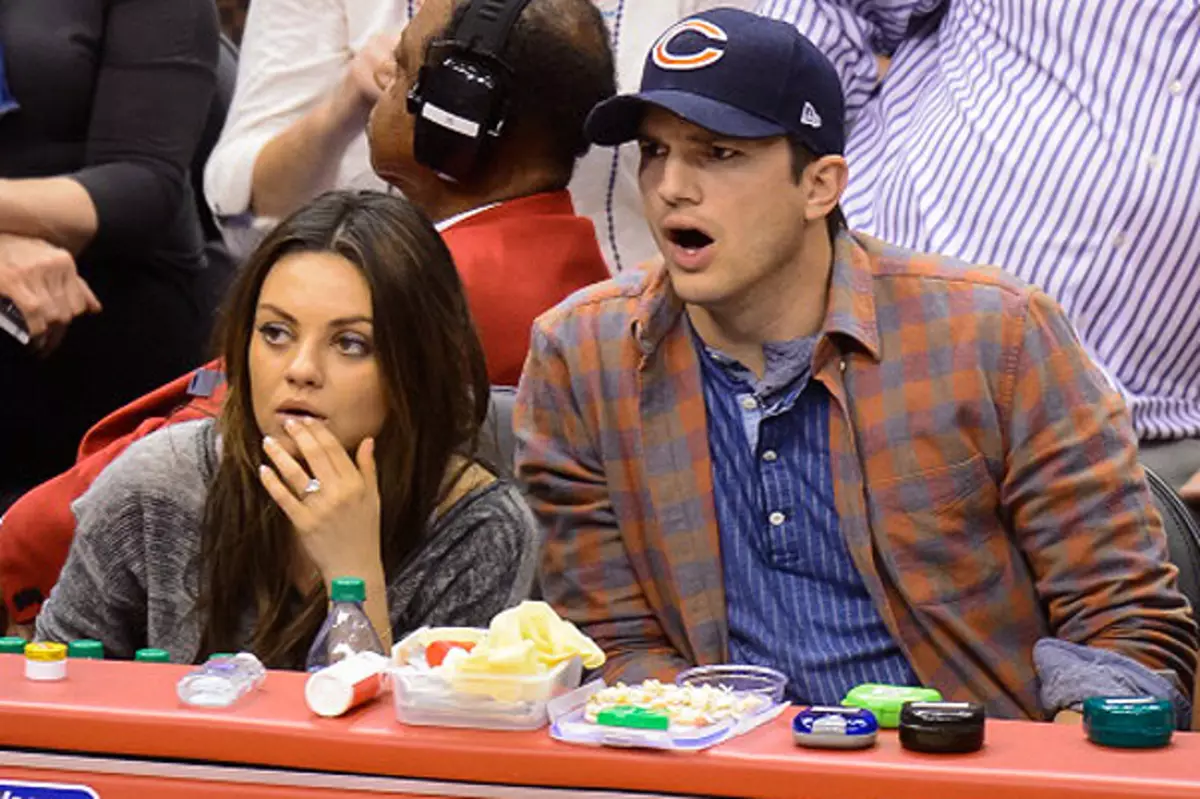 Mila Kunis en Ashton Kutcher op een basketbalwedstrijd