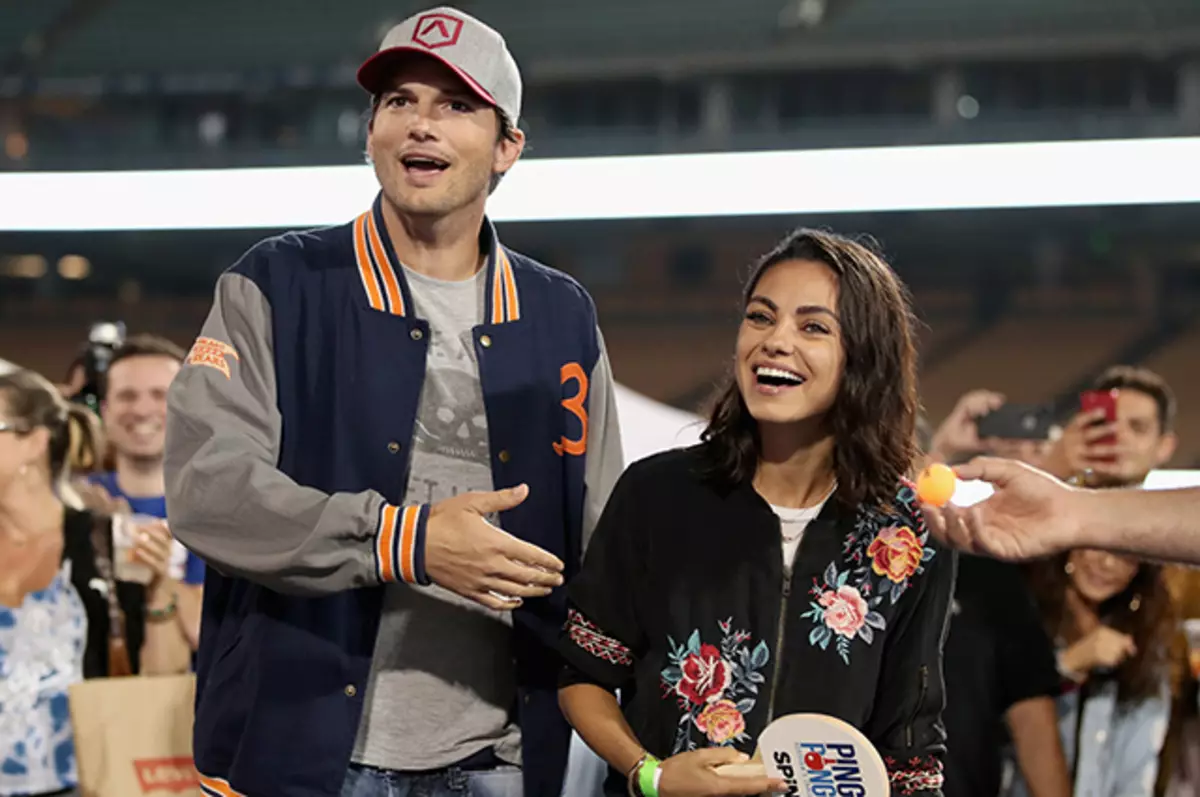 Ashton Kutcher at Mila Kunis.