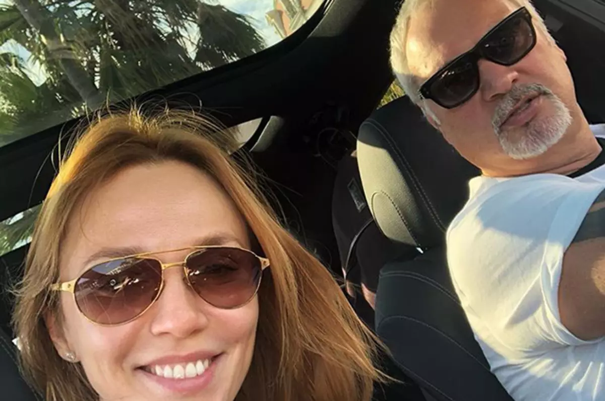 Milda Selfie kaj Helikopter-Flugoj: Albina Dzhanabaeva kaj Valery Meladze Restas en Saint-Tropez