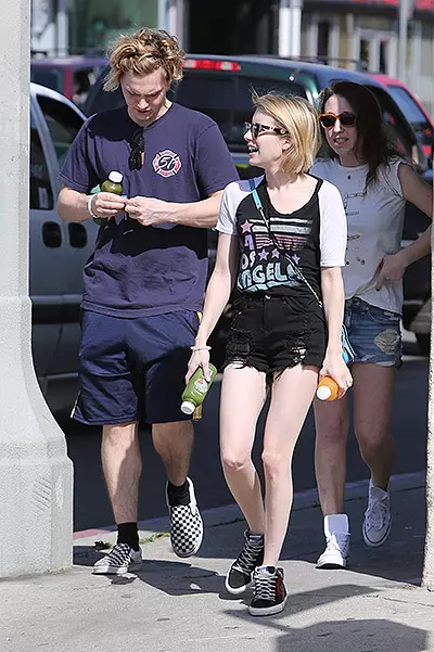 Evan Peters와 Emma Roberts.