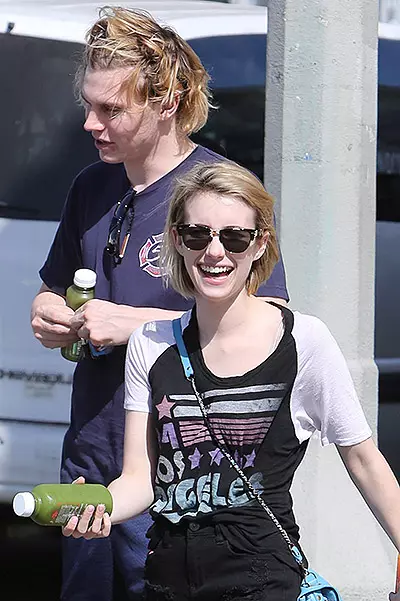 Evan Peters와 Emma Roberts.