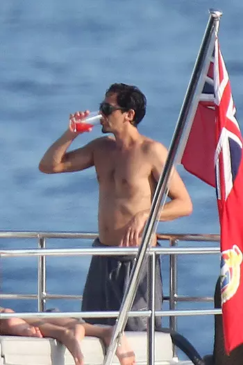 Magiaj fingroj: Adrian Brody pri la jakto en la San Tropez 96267_8