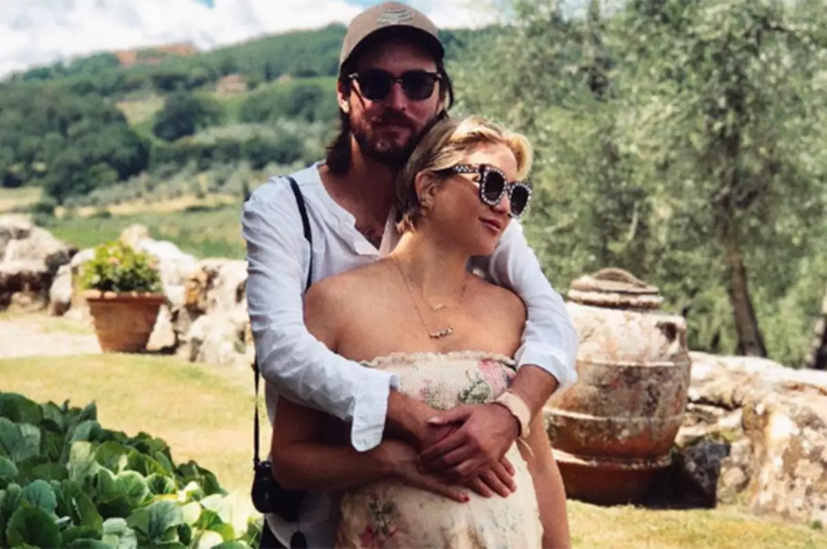 Στην χαρούμενη αναμονή: η Kate Hudson και ο Danny Fujikawa διακοσμημένοι το παιδικό τοκετό