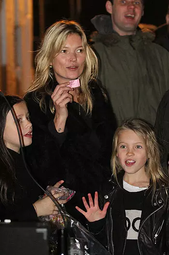 Ĉu Kate Moss sekvas la paŝojn de panjo? 97450_4