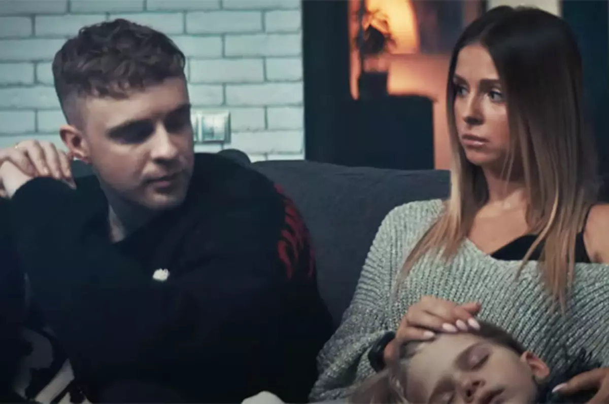 Egor Cre und Nyusha im Clip auf dem Song Herr & FRAU. Schmied