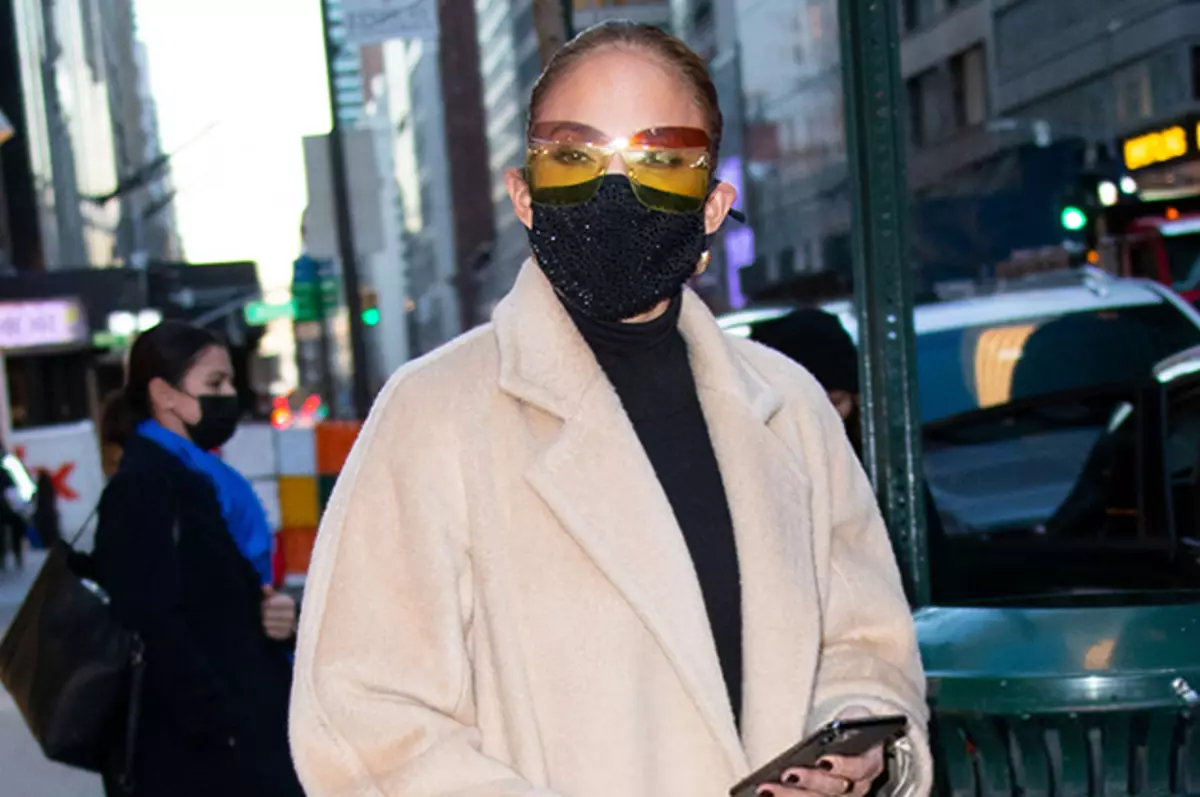 Diki kunaka kwezuva rega rega: Jennifer lopez mumufananidzo mutsva pakutenga muNew York