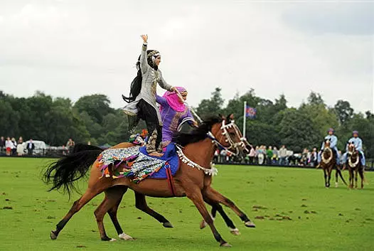 Dita Fond Tiz et Chelsea Daeva ont félicité la reine sur le jeu à Polo 98690_16