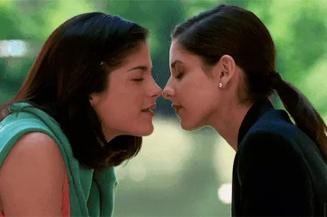 Sarah Michel Gellar na Selma Blair alirudia (karibu!) Kimbusu chako kiss kutoka