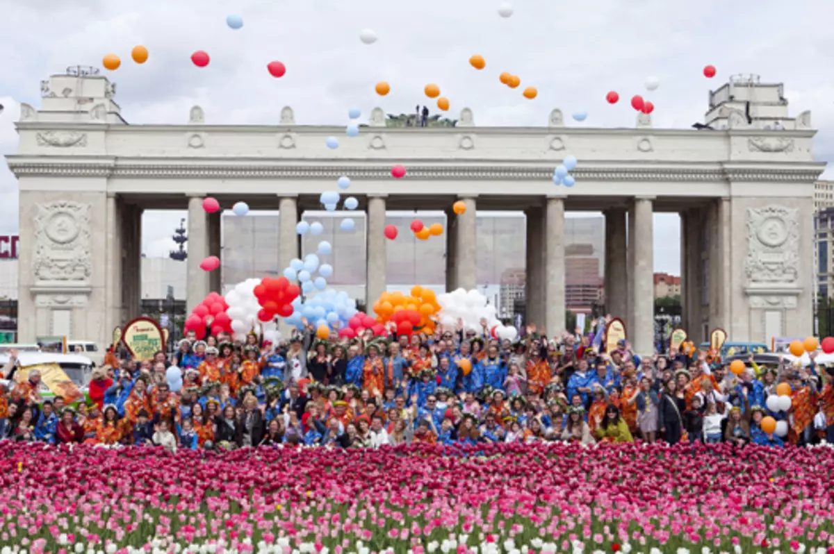 Girky Moscow Park waxay casuumaysaa martida si loogu dabaaldego maalinta Russia