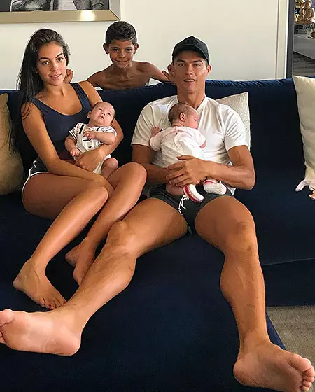 Georgina Rodríguez e Cristiano Ronaldo con nenos