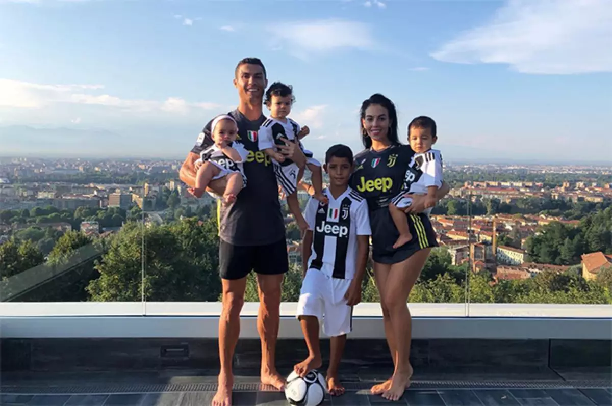 Cristiano Ronaldo e Georgina Rodríguez con fillos