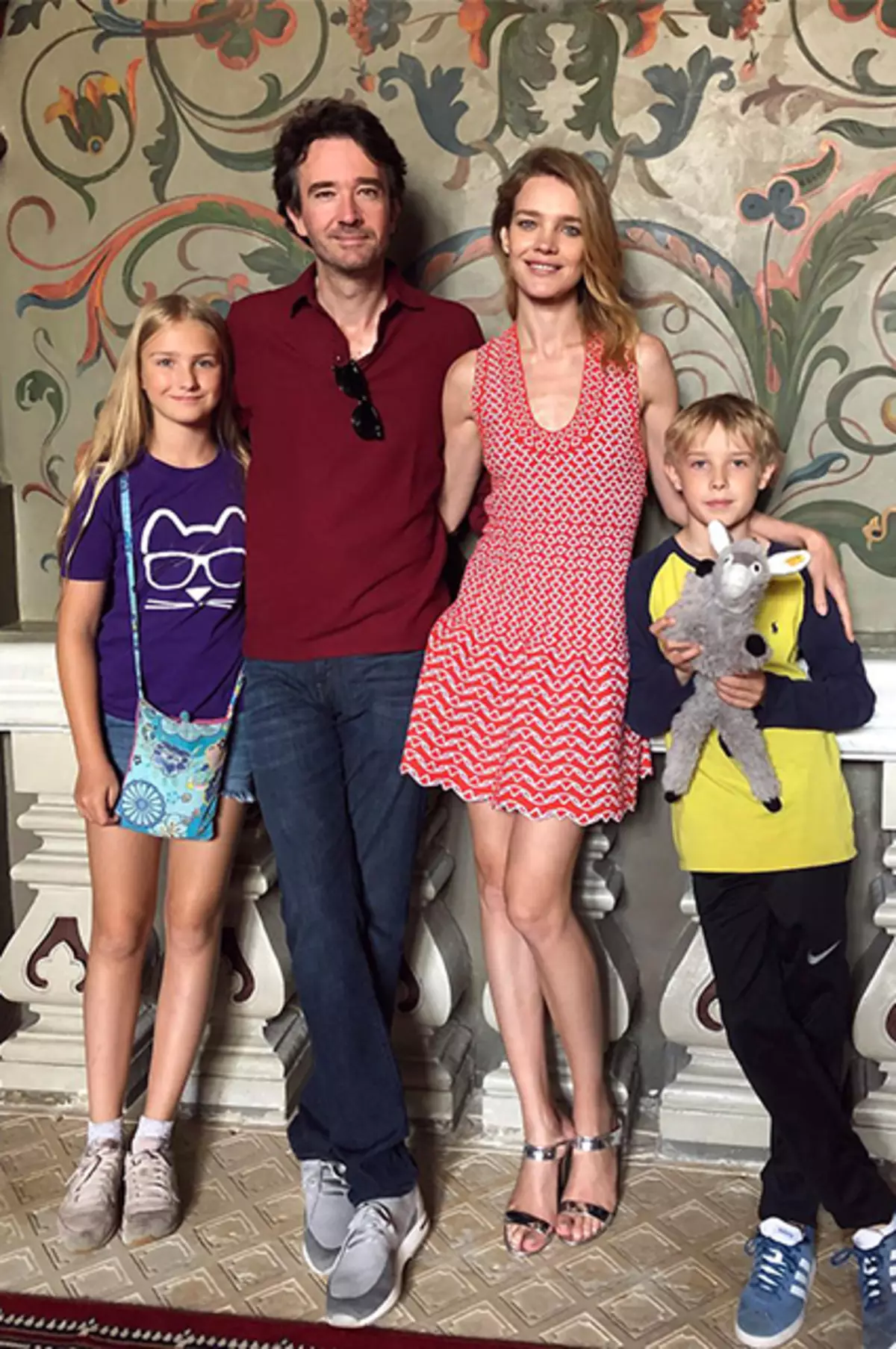 Antoine Arno et Natalia Vodyanova avec des enfants