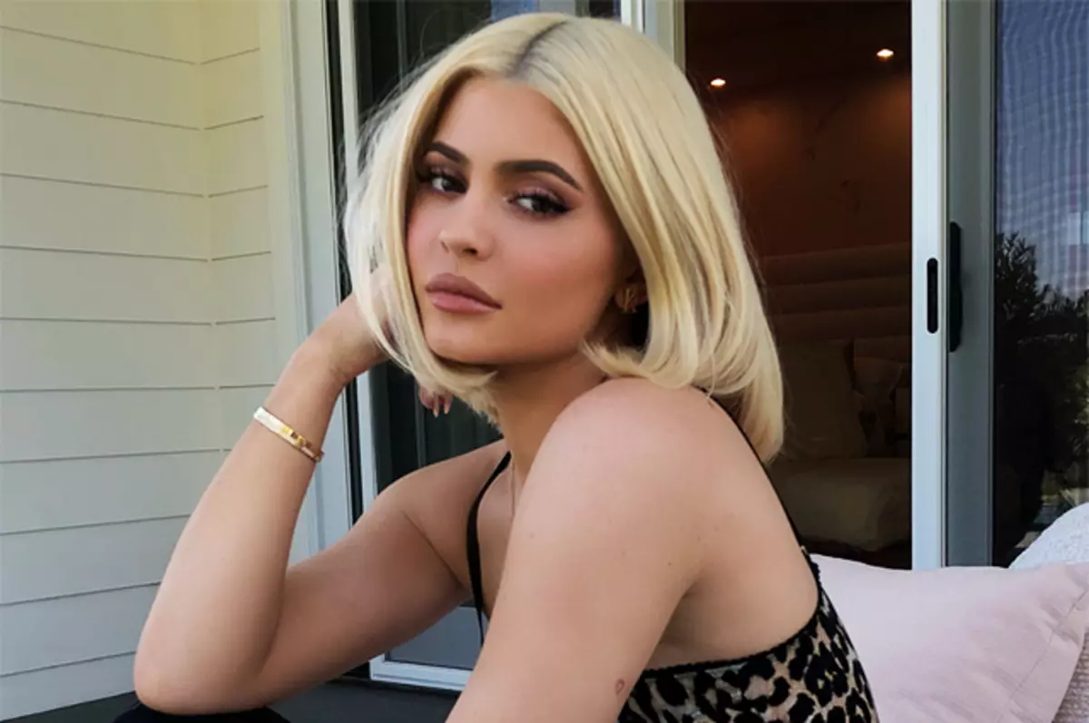 Sijere pa Kanye West: Kylie Jenner Promenary Puma sou Adidas